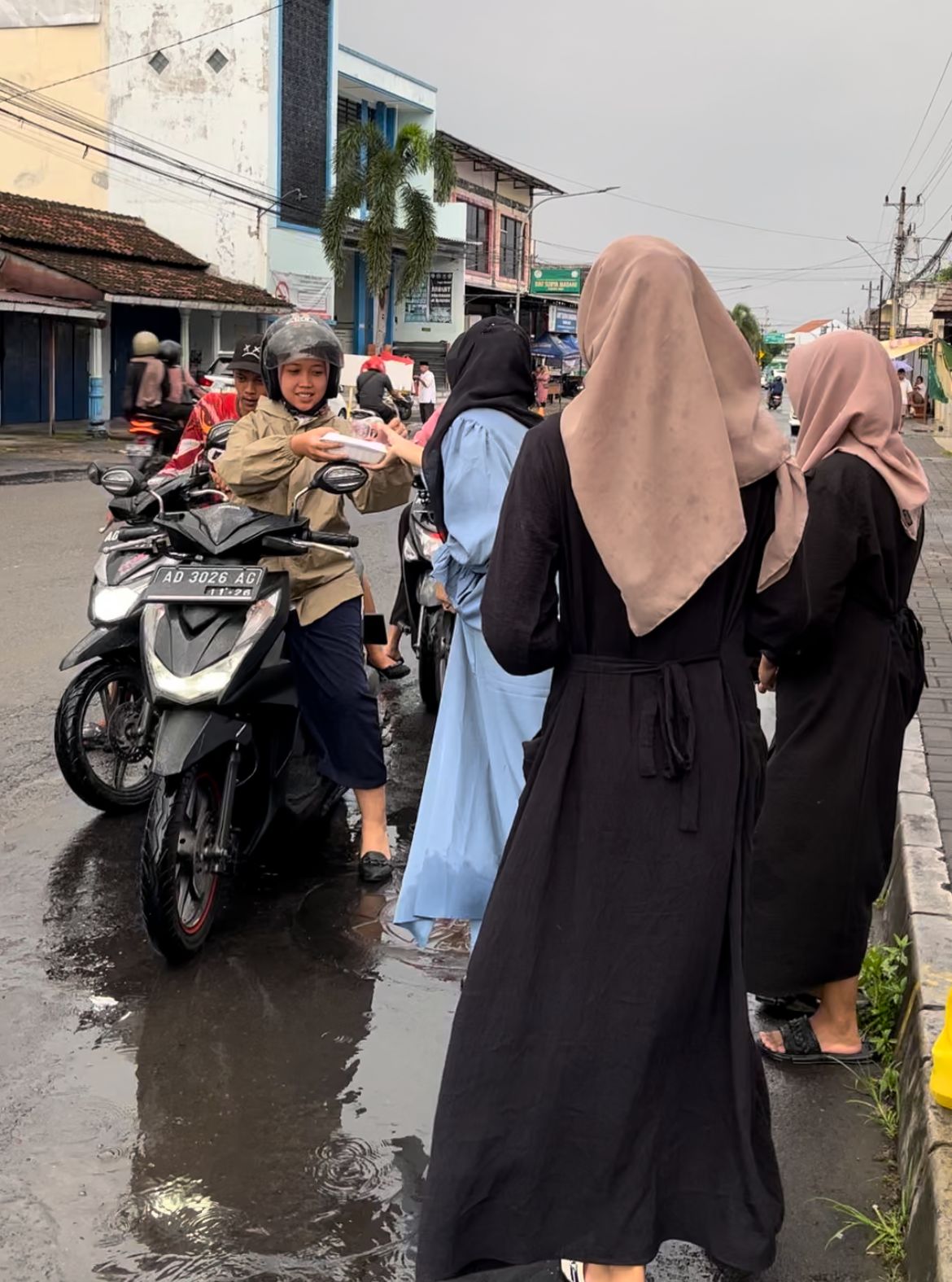 Indahnya Berbagi, SMK Muhammadiyah 5 Solo Tebar Berkah Takjil di Bulan Ramadhan