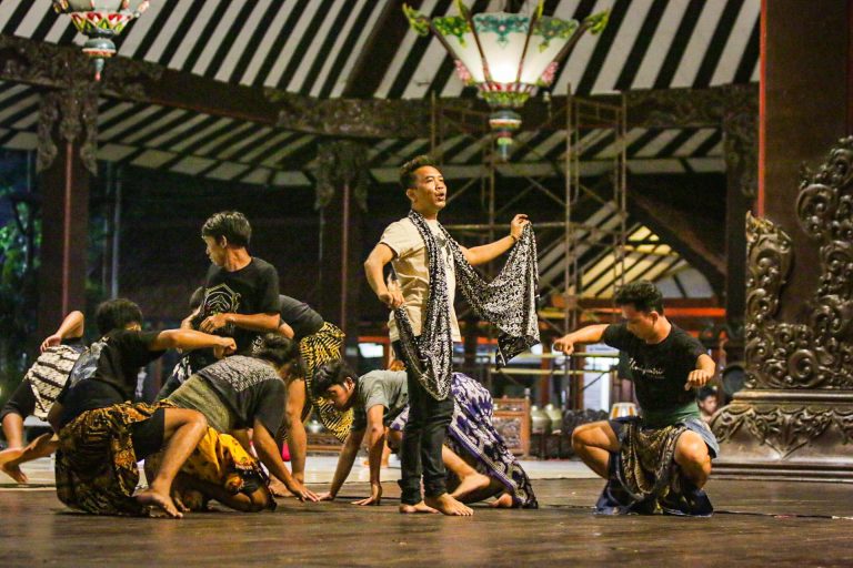 Opera Bakdan Neng Solo 2025: "Cinta di Bawah Rembulan" Suguhkan Kisah ...